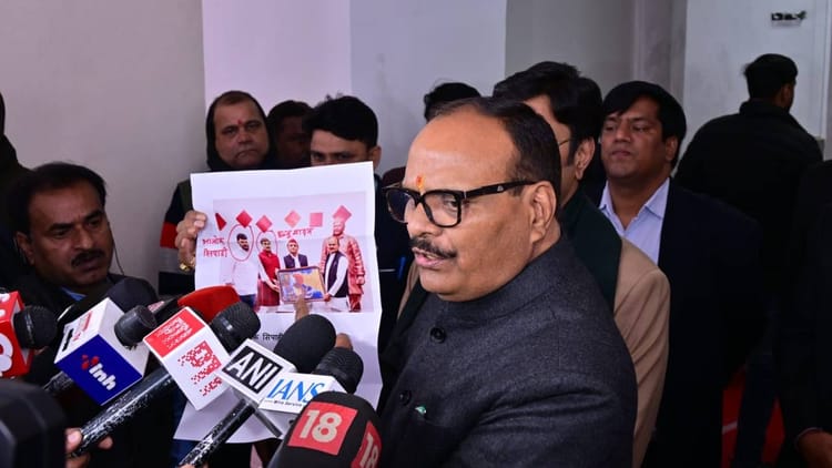 यूपी:कफ सिरप कांड में दोनों डिप्टी सीएम का खुलासा, अखिलेश संग फोटो में ...