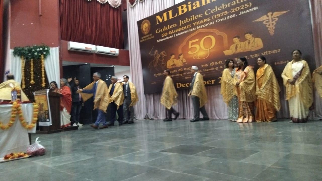 झांसी:आधी सदी बाद फिर जवान हुई दोस्ती, मेडिकल कॉलेज के ऑडिटोरियम में ...