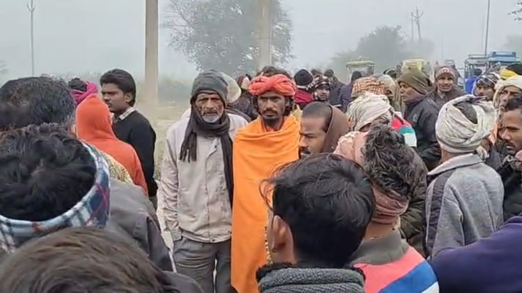Etawah:खेत में पानी से भरे गड्ढे में मिला युवक का शव, बाजार जाने की बात ...