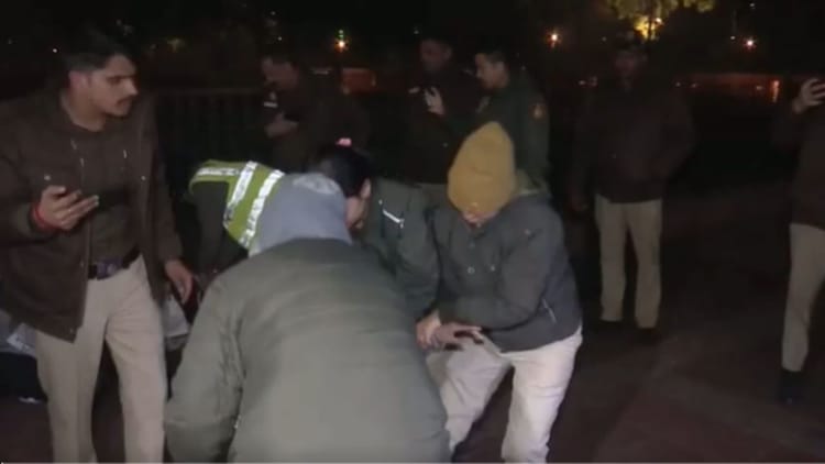 उन्नाव दुष्कर्म मामला:पीड़िता ने इंडिया गेट पर किया प्रदर्शन...पुलिस ने ...