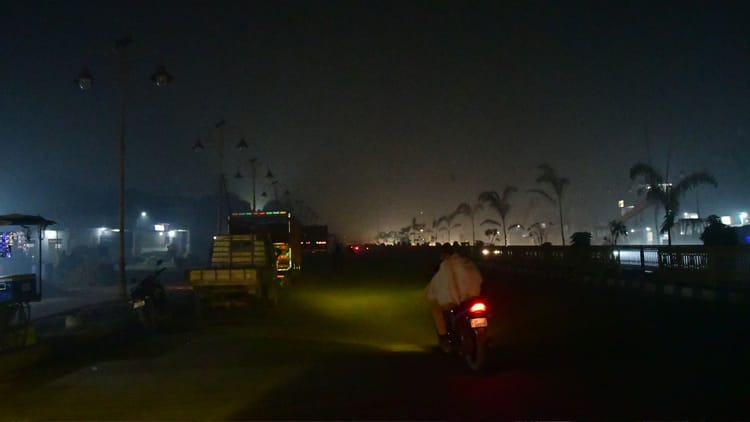 Varanasi News:घुप कोहरे में आंखें मूंदे खड़ीं स्ट्रीट लाइटें, हर वार्ड ...