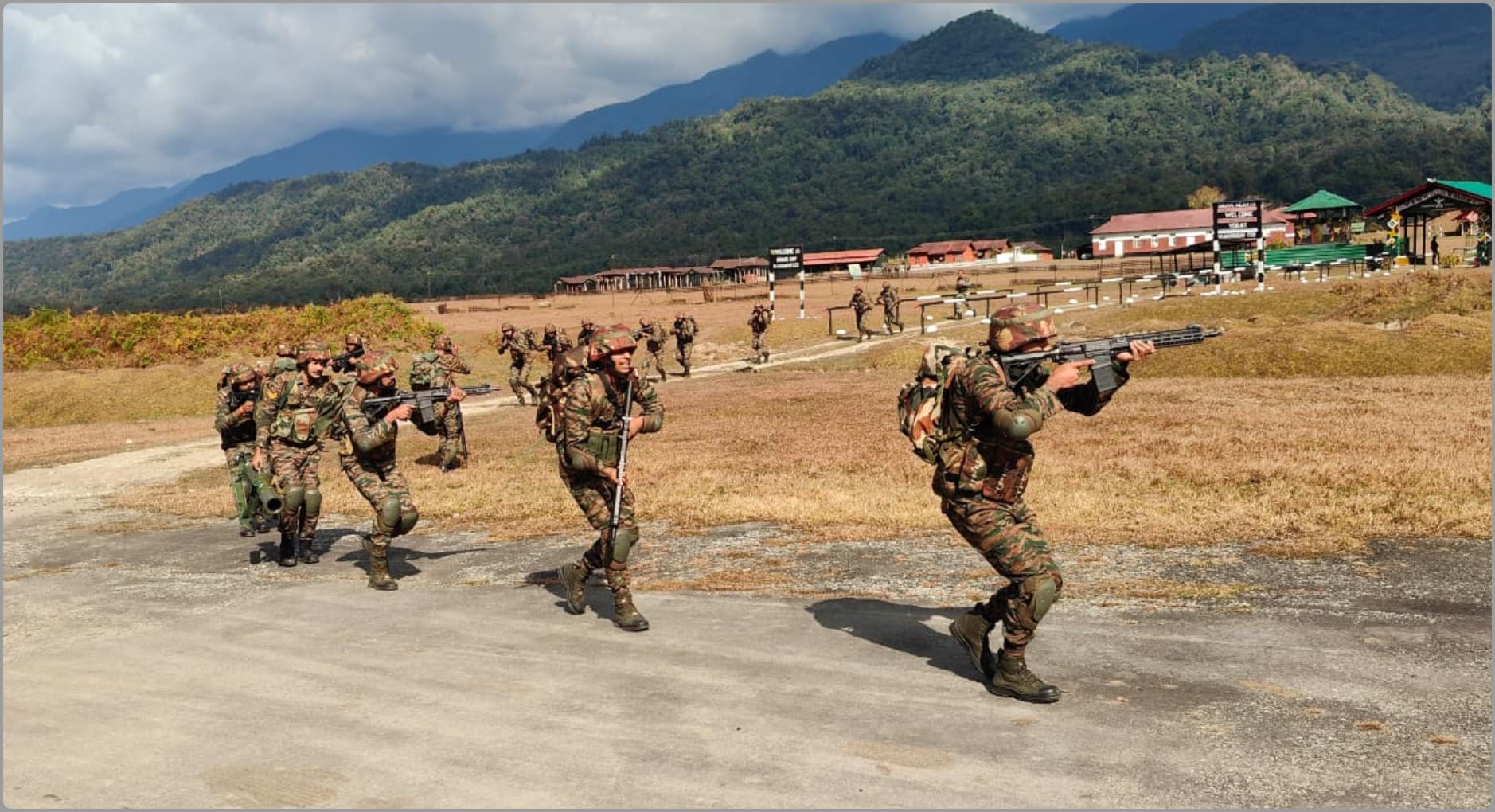 Army:चीन सीमा पर असम राइफल्स और सेना का संयुक्त अभ्यास, हेलीकॉप्टर से ...