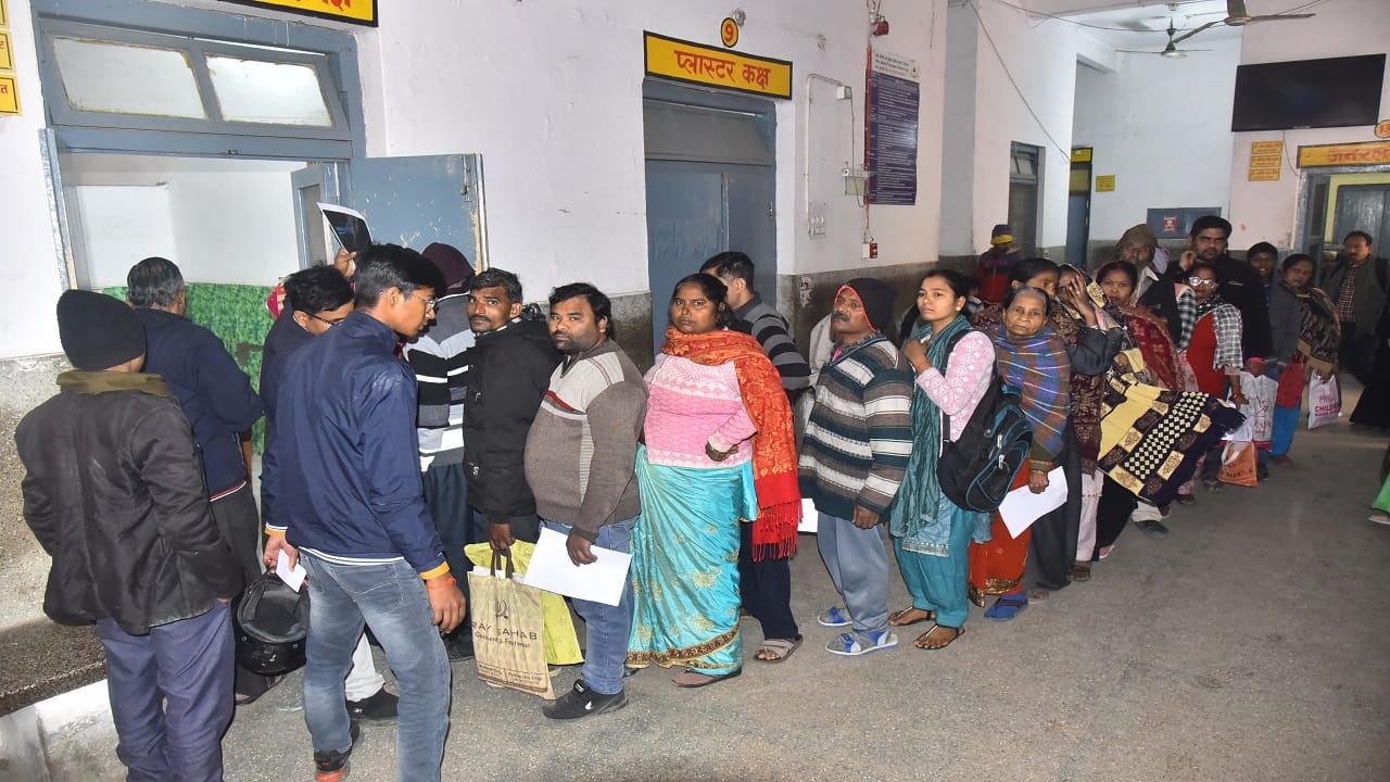 Health Tips:कड़ाके की सर्दी और कोहरे से जकड़ रहा गला, युवाओं की भी फूल ...