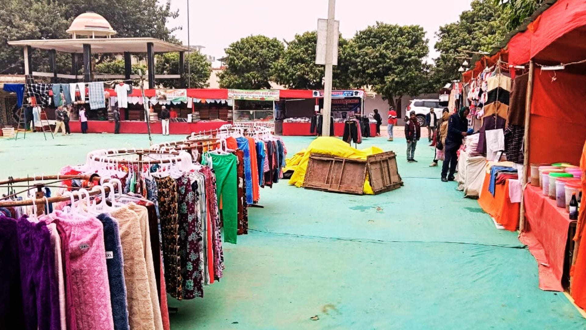 आजमगढ़ में प्रदर्शनी:न कराया उद्घाटन, न किया प्रचार, शुरू कर दी ...