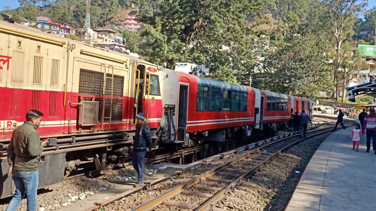 Himachal News:कालका-शिमला ट्रैक पर 28 की रफ्तार से दौड़ेगा पैनोरमिक कोच ...