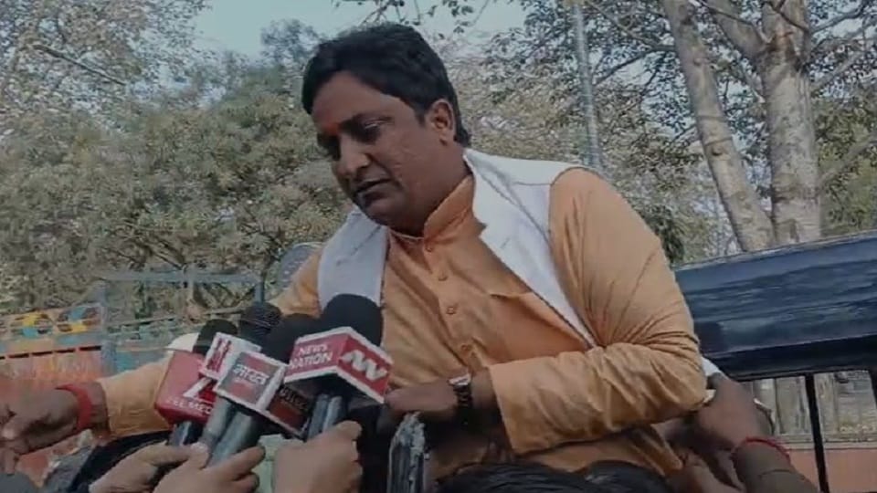 Aligarh News:फिल्मी अंदाज में युवा नेता मोहन चौहान को किया गिरफ्तार ...