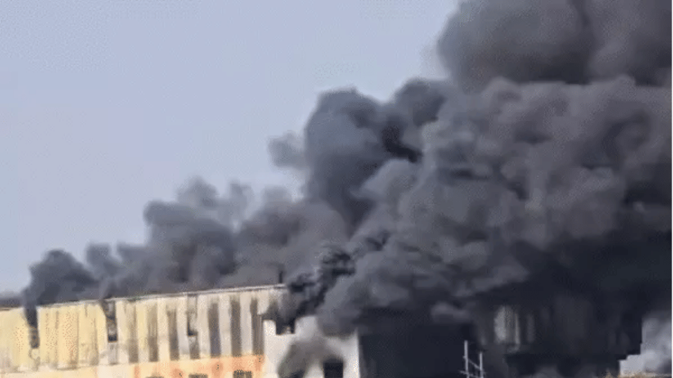 Indore News:इंदौर में भीषण आग, 35 करोड़ की बिल्डिंग हुई खाक - Indore ...