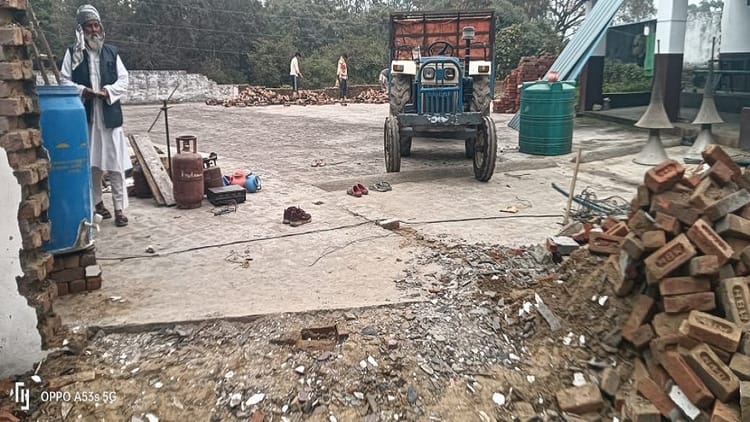 Sambhal:मदरसा और मस्जिद को मुस्लिम समुदाय ने खुद ही तोड़ना शुरू किया ...