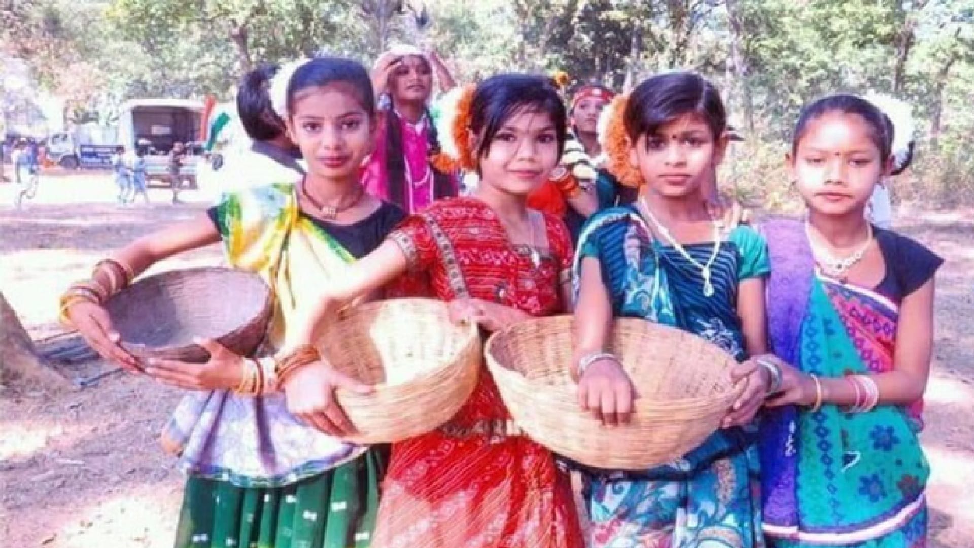 छत्तीसगढ़ में आज धूमधाम से मन रहा छेरछेरा पर्व:सुबह से घर-घर पहुंच रहे ...