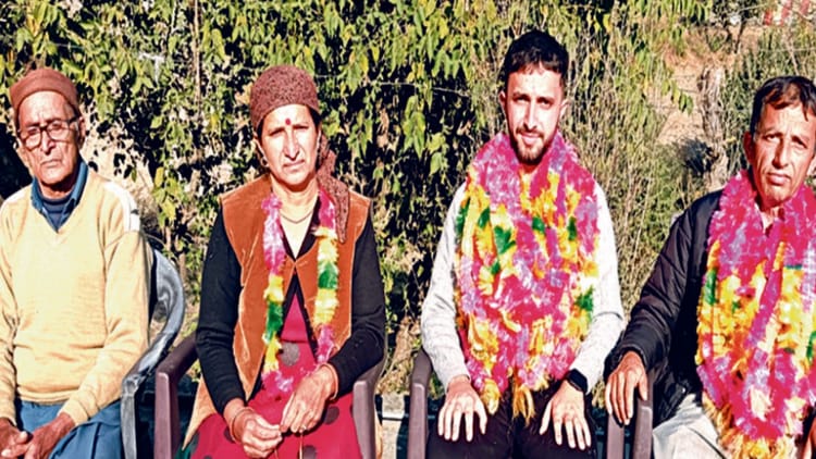 उपलब्धि:सेना में लेफ्टिनेंट बने जुन्गा के साथ लगते पीरन गांव के रजत ...