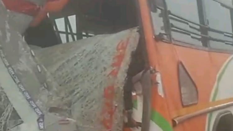 Shahjahanpur News:हाईवे पर कोहरे के कारण टकराईं रोडवेज बसें, चालक ...