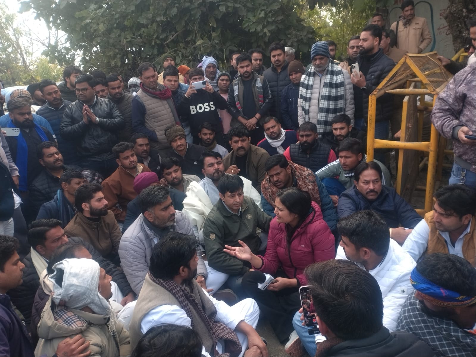 Up:दलित बेटी का अपहरण-मां की हत्या, अतुल प्रधान को गांव जाने से रोका, धरने पर बैठे विधायक, छावनी ...