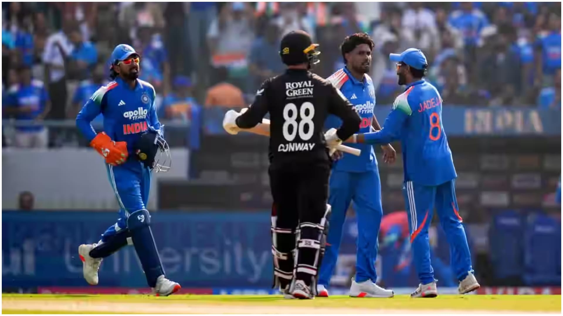 Ind Vs Nz Live Score:146 पर न्यूजीलैंड को तीसरा झटका, सिराज ने यंग को ...