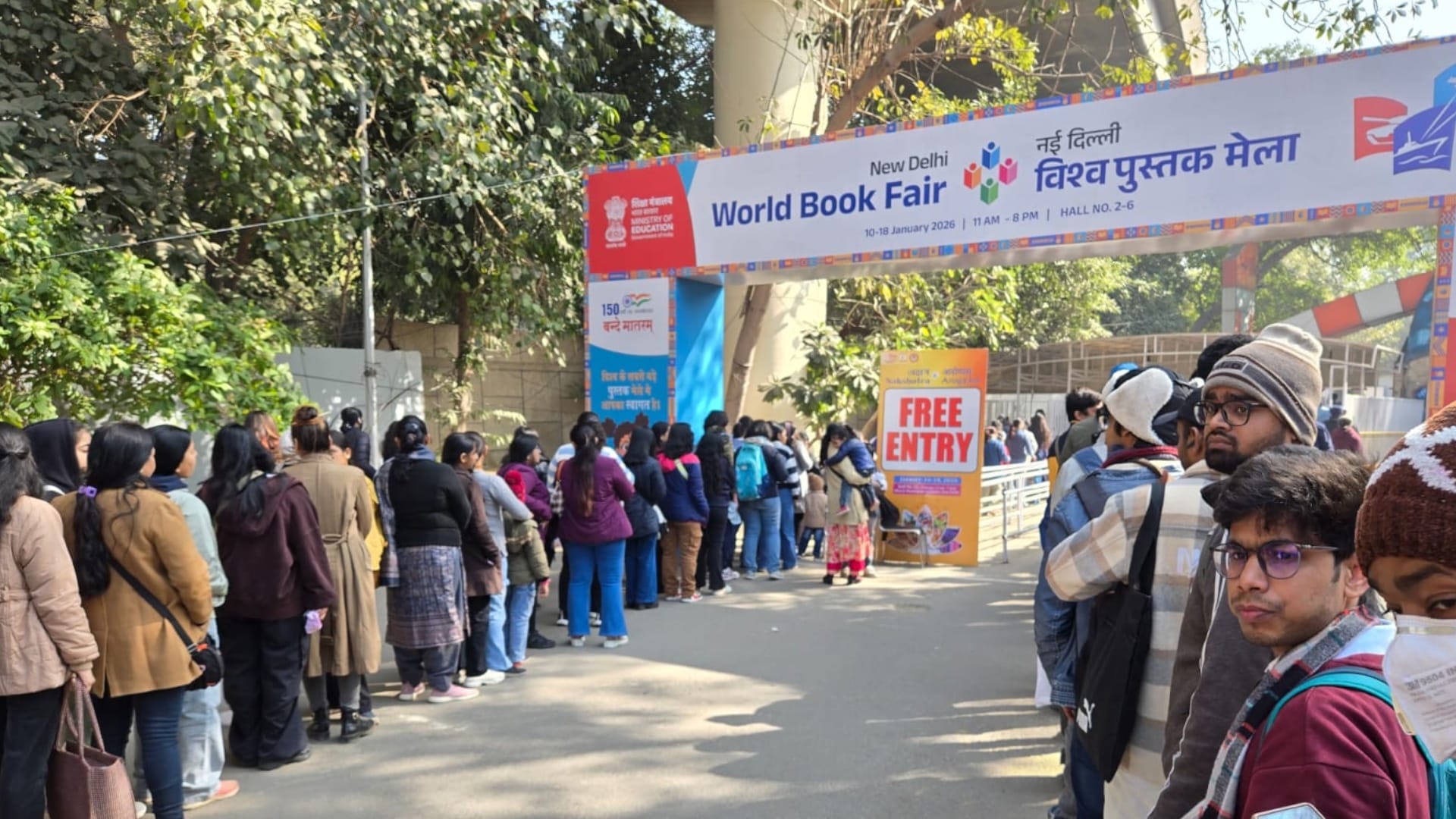 World Book Fair:भारी संख्या में पहुंच रहे पुस्तक प्रेमी, राजनीति ...