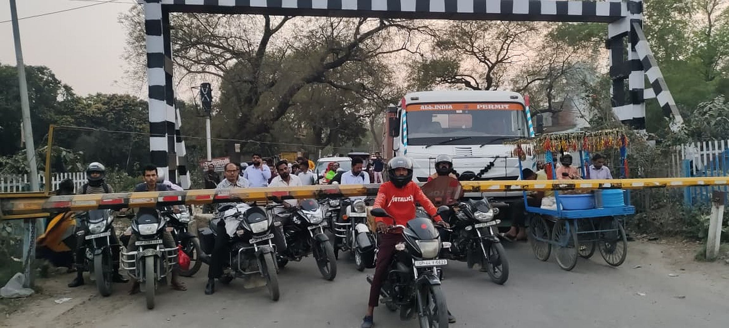 Amethi:नशे में धुत गेटमैन ने बिना वजह बंद कर दिया रेलवे फाटक... निलंबित ...