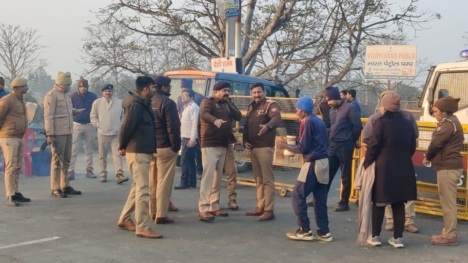 कपसाड़ कांड:अघोषित कर्फ्यू, पड़ोसी भी नजरबंद... चप्पे-चप्पे पर पहरा ...