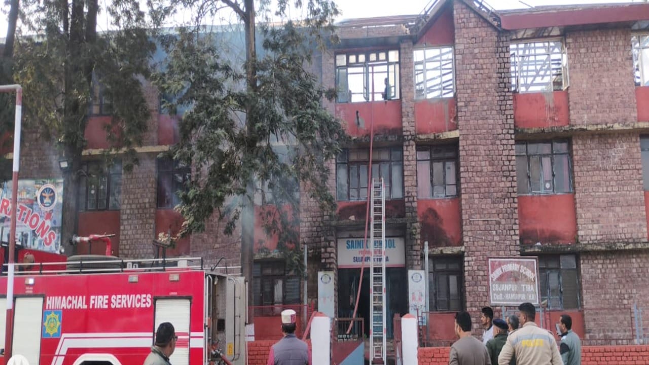 Hamirpur News:सैनिक स्कूल की तीसरी मंजिल में लगी आग, लाखों के नुकसान का ...