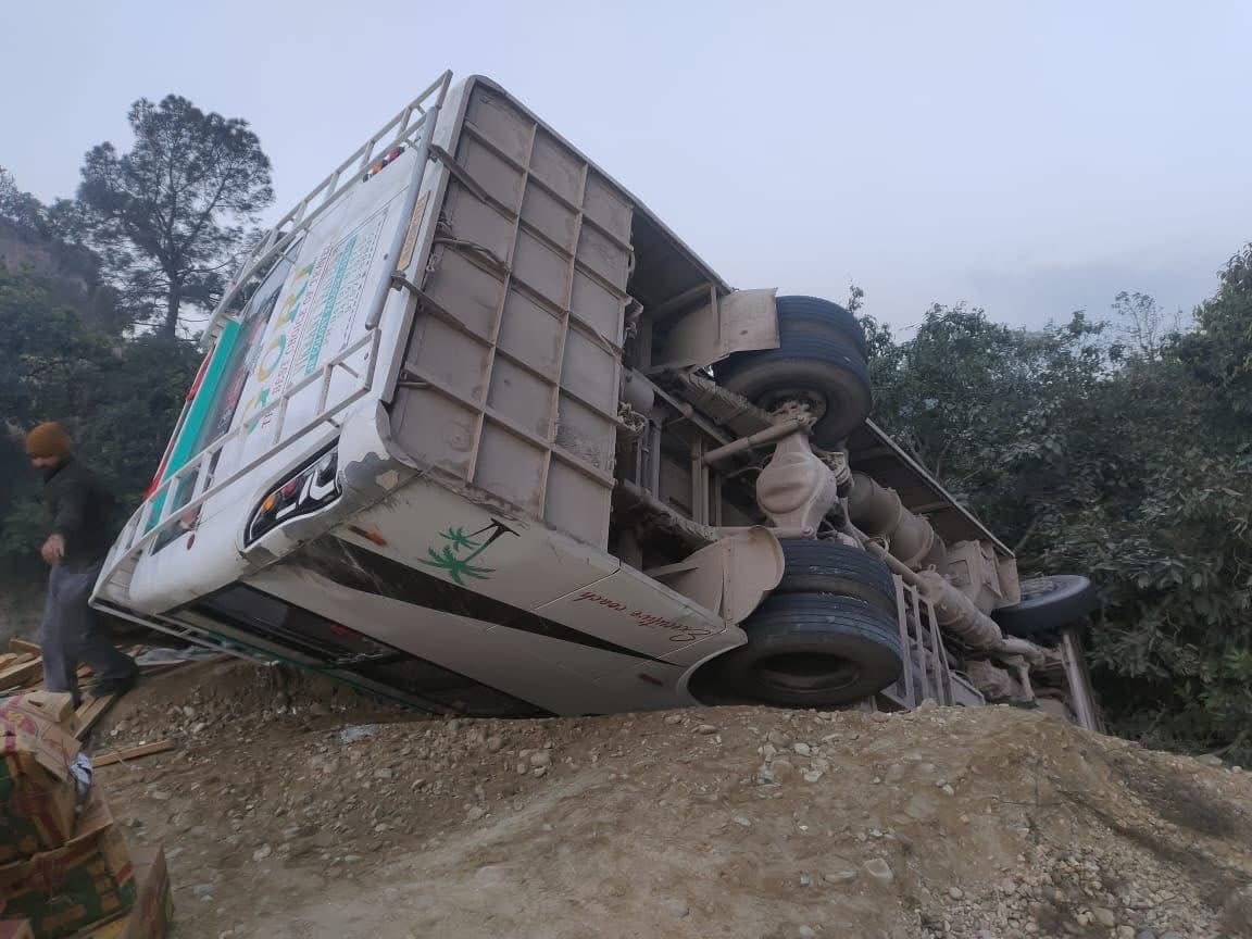 Jammu Road Accident:चौकी चोरा रोड पर पलटी बस, दुर्घटनाग्रस्त में कई ...