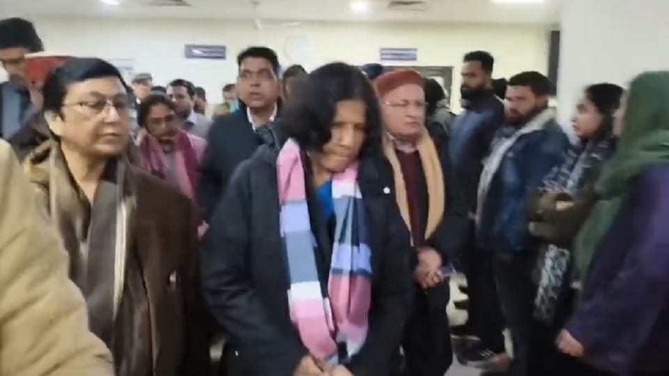 Amu:वीडियो कॉल पर पिता से बात करते हुए फंदे से झूली आजमगढ़ की छात्रा ...
