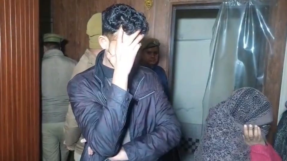 मेरठ में बड़ी कार्रवाई:स्पा सेंटरों पर पुलिस का छापा, 20 युवतियां और एक ...