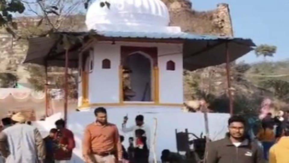 Banda:भूरागढ़ दुर्ग में लगा मेला, नटबली की समाधि पर प्रेमियों ने टेका ...