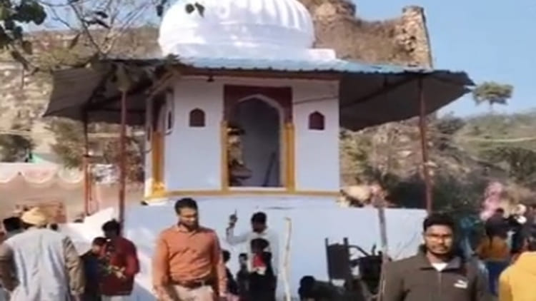 Banda:भूरागढ़ दुर्ग में लगा मेला, नटबली की समाधि पर प्रेमियों ने टेका ...