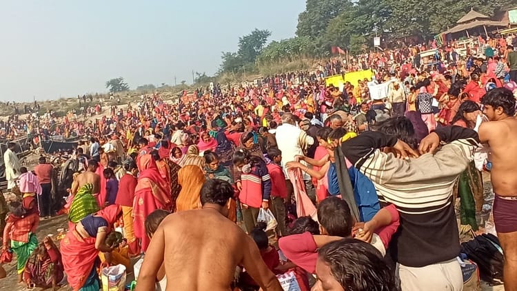 Makar Sankranti:ब्रह्ममुहूर्त में लगाई आस्था की डुबकी, बच्चों ने उड़ाए ...