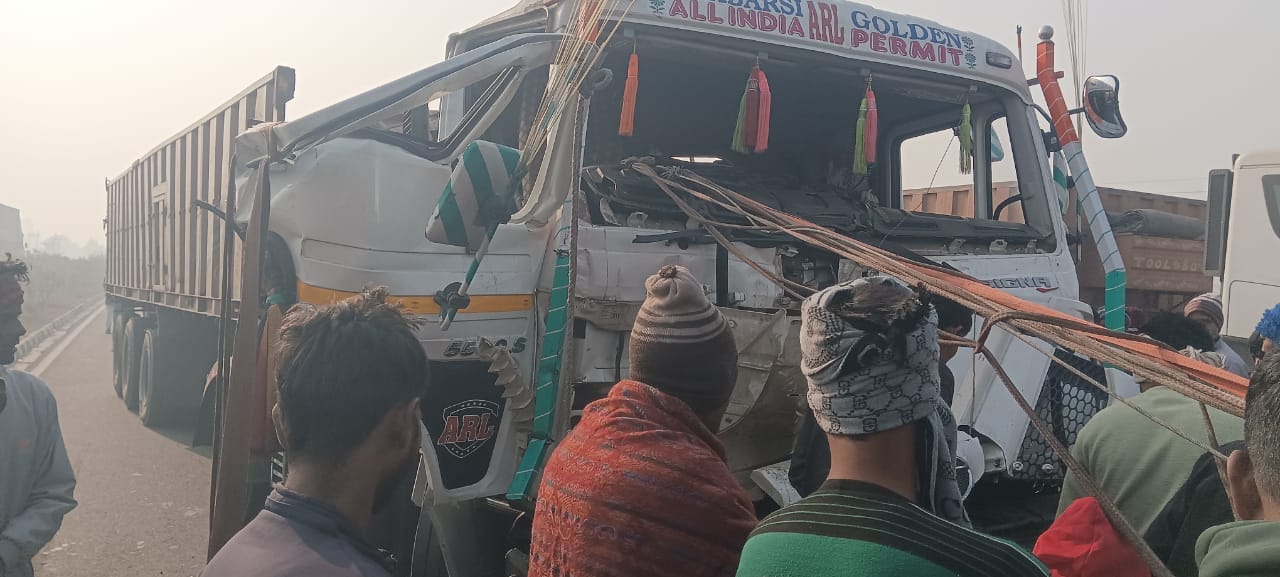 Mainupri:ट्रक और डंपर की भिड़ंत, आधा घंटे तक केबिन में फंसा रहा चालक ...