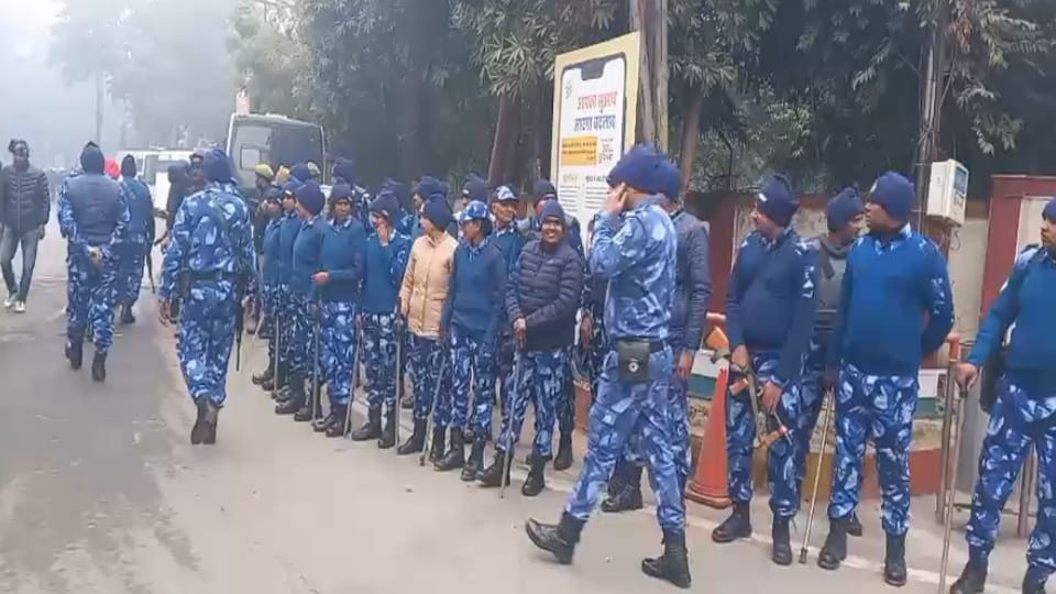 Meerut:सोनू कश्यप हत्याकांड को लेकर कमिश्नरी पर महापंचायत, चौराहे पर ...