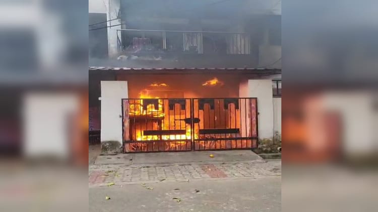 Prayagraj :ममफोर्डगंज में जज के घर में लगी आग, बरामदे में रखा सारा ...