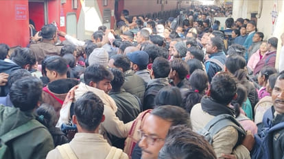 Kanpur:हर ट्रेन पर परीक्षार्थियों का कब्जा, दरवाजे पर लटके, शौचालय में ...