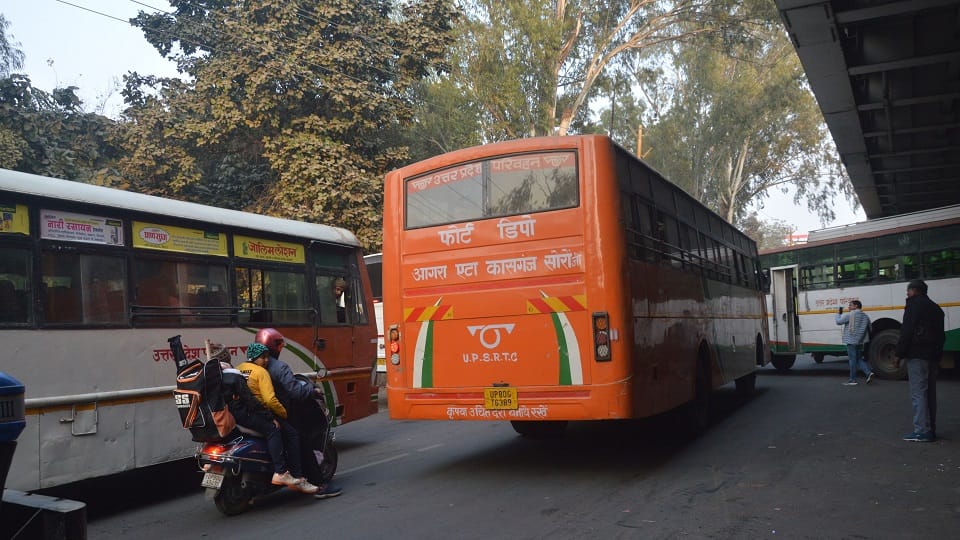 हादसों से नहीं लिया सबक:दोगुनी सवारी बैठाकर दौड़ रहे ऑटो, हाईवे पर बसें ...