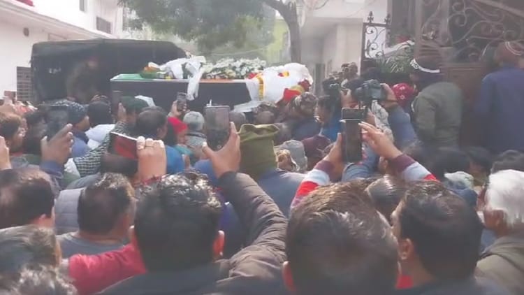 Up:मेरठ पहुंचा मेजर शुभम सैनी का पार्थिव शरीर, 50 मीटर गहरी खाई में कार ...
