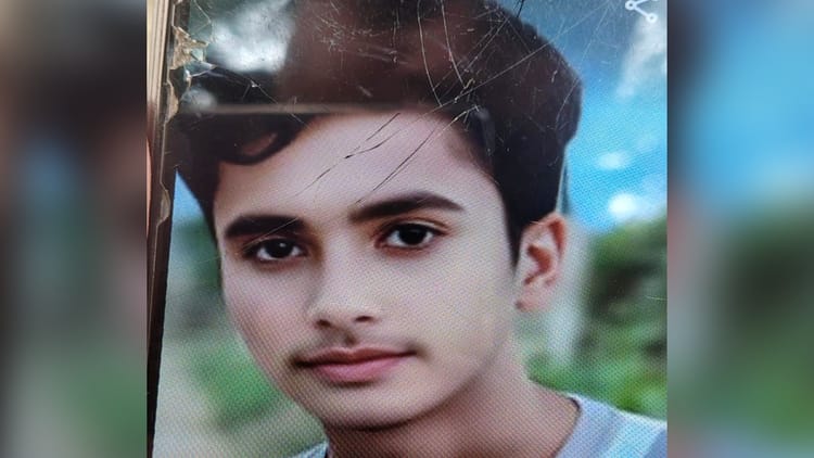 Budaun News:पेड़ पर फंदे से लटका मिला 16 साल के किशोर का शव, परिजनों ने ...