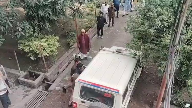 Ambedkarnagar News:गला रेतकर महिला की हत्या, पति को हिरासत में लेकर ...
