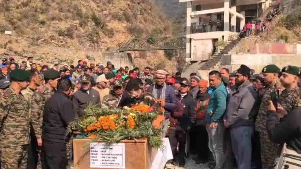 Rudraprayag:बलिदानी रविन्द्र सिंह को सैन्य सम्मान के साथ दी गई अंतिम ...