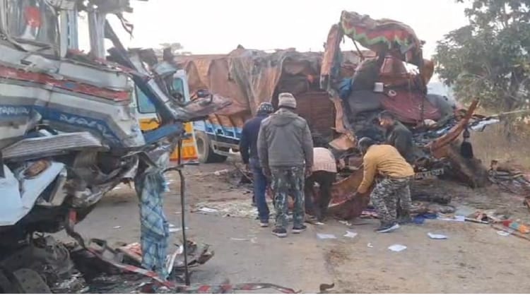 Kanker Accident News:कांकेर में भीषण सड़क हादसा; दो ट्रकों में जोरदार ...