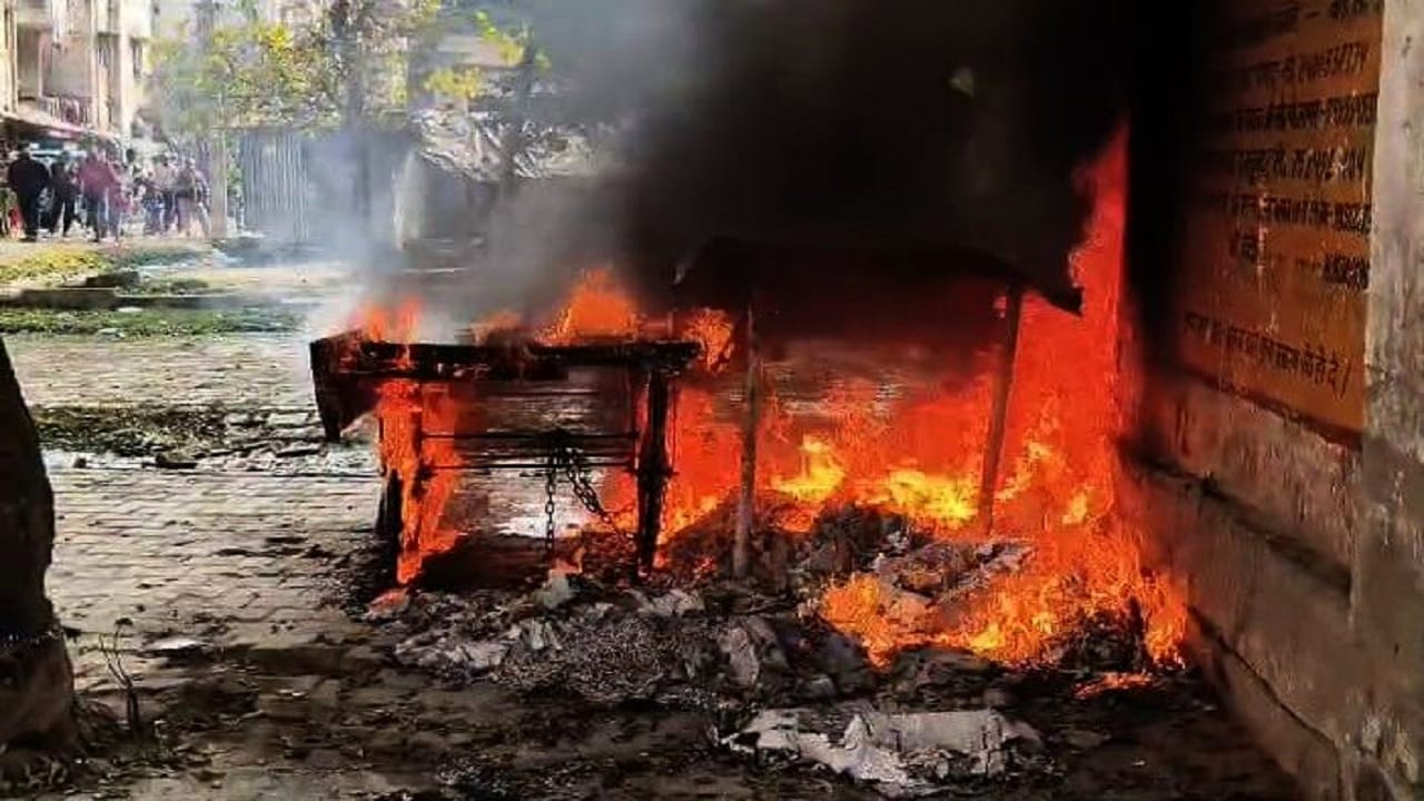 Shahjahanpur News:युवक ने एक सेब के लिए फूंक दिया फल विक्रेता का ठेला ...