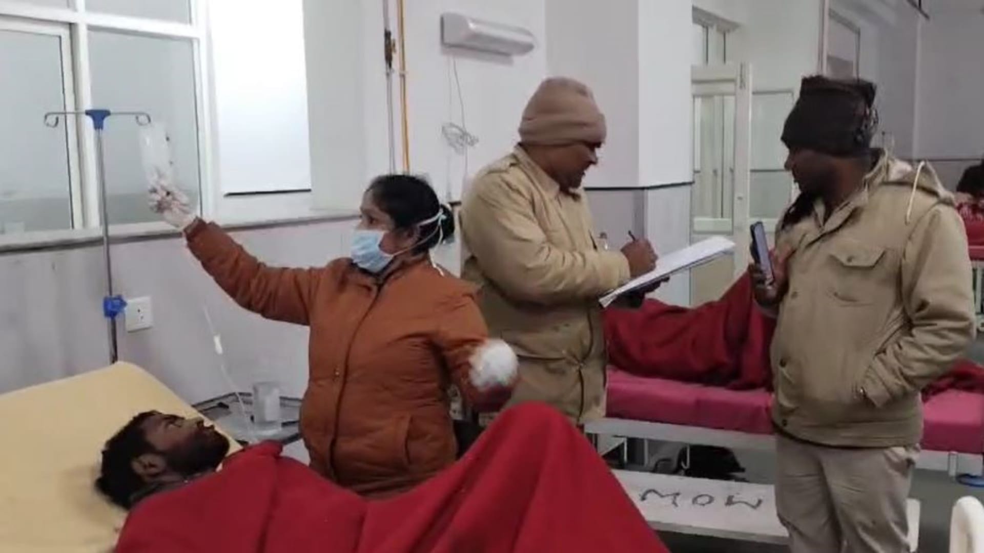 Bharatpur News:कोहरे के कारण खड़े ट्रेलर में जा घुसी स्लीपर बस, मां ...