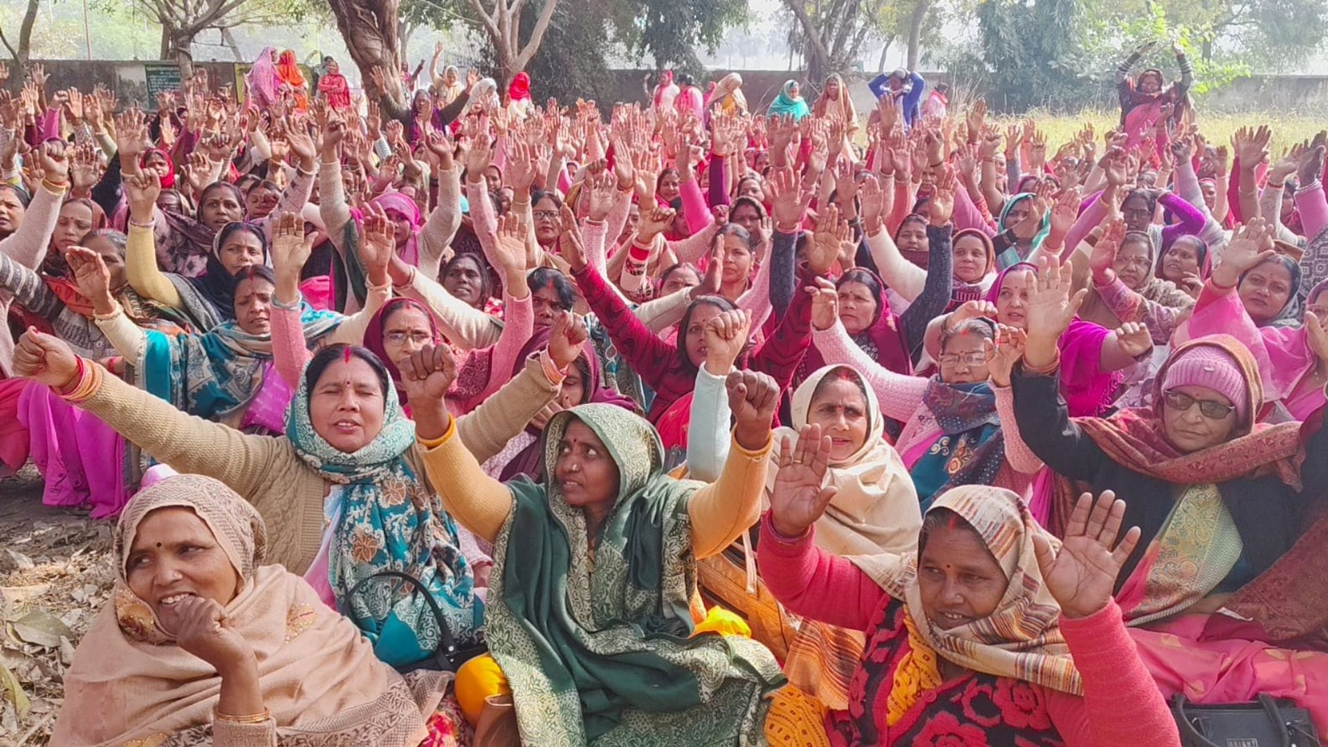 Azamgarh News:आंगनबाड़ी कार्यकर्ताओं ने उठाई आवाज, सीएम को संबोधित ...