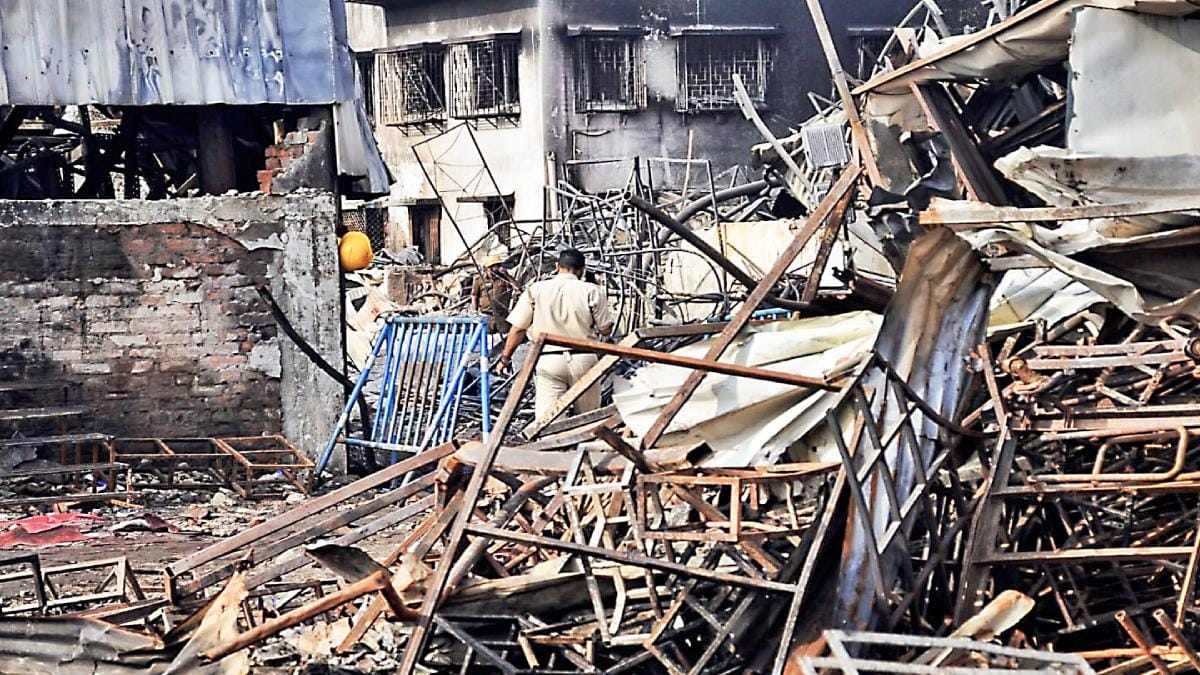 Kolkata Fire:मोमो फैक्ट्री से मिले 21 मानव अवशेष, दो सीनियर अफसर ...