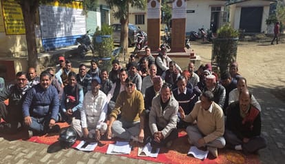 Almora News:मनरेगा का नाम बदलने पर बरसे कांग्रेसी, ब्लाॅक मुख्यालयों ...