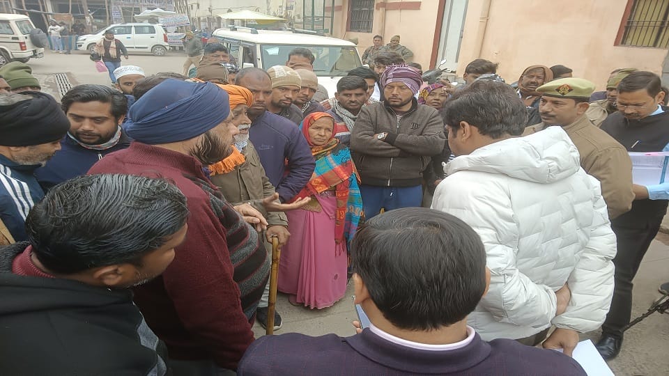 Agra News:50 साल पुराने मंगल बाजार को उजाड़ने की कोशिश, दुकानदारों ने ...