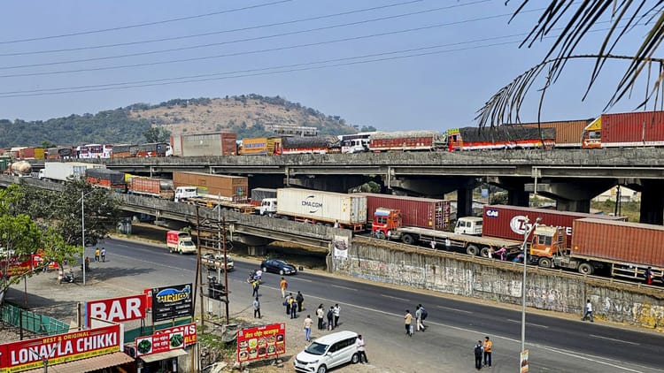 Traffic Jam:मुंबई-पुणे एक्सप्रेसवे पर लगा 25 किमी लंबा जाम, हजारों लोग ...