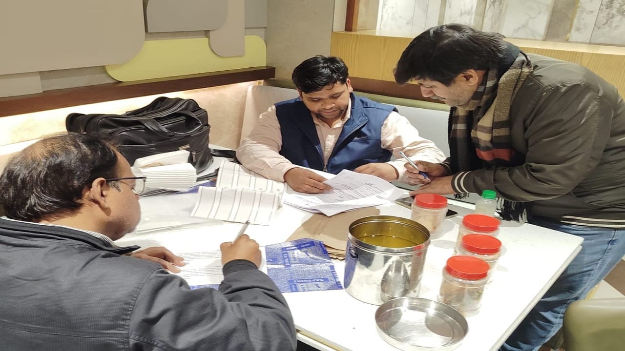 Bareilly News:दीपक स्वीट्स के समोसे में प्लास्टिक के अंश मिलने की ...