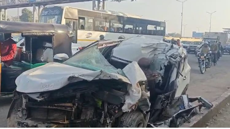 गाजीपुर एनएच-9 सड़क हादसा:टोल के पास कार-ट्रक की भीषण टक्कर, दो महिलाओं ...