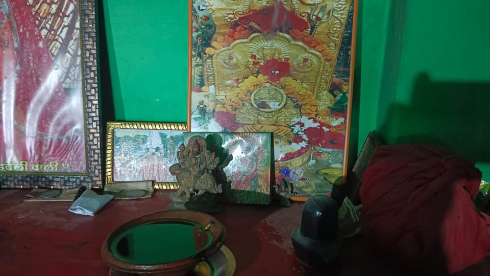 यूपी में चार हत्या और सुसाइड:मनीष के कमरे में फैला तंत्र-मंत्र का जाल ...