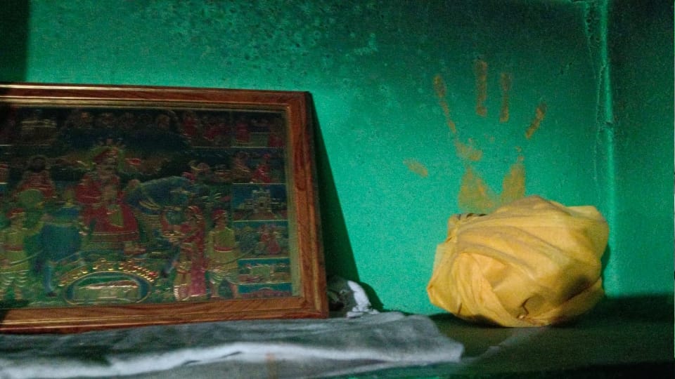 यूपी में चार हत्या और सुसाइड:मनीष के कमरे में फैला तंत्र-मंत्र का जाल ...