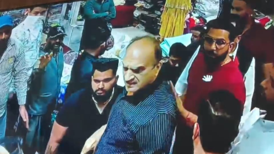 Video:'चिट्टे सूट ते दाग पै गए' के सिंगर ने दुकानदार के कपड़े फाड़े ...