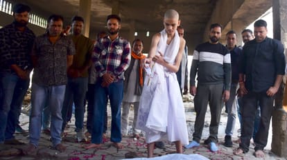 यूपी:मीडिया के सामने आया बाप का हत्यारा अक्षत, बताया किन-किन जगहों पर ...
